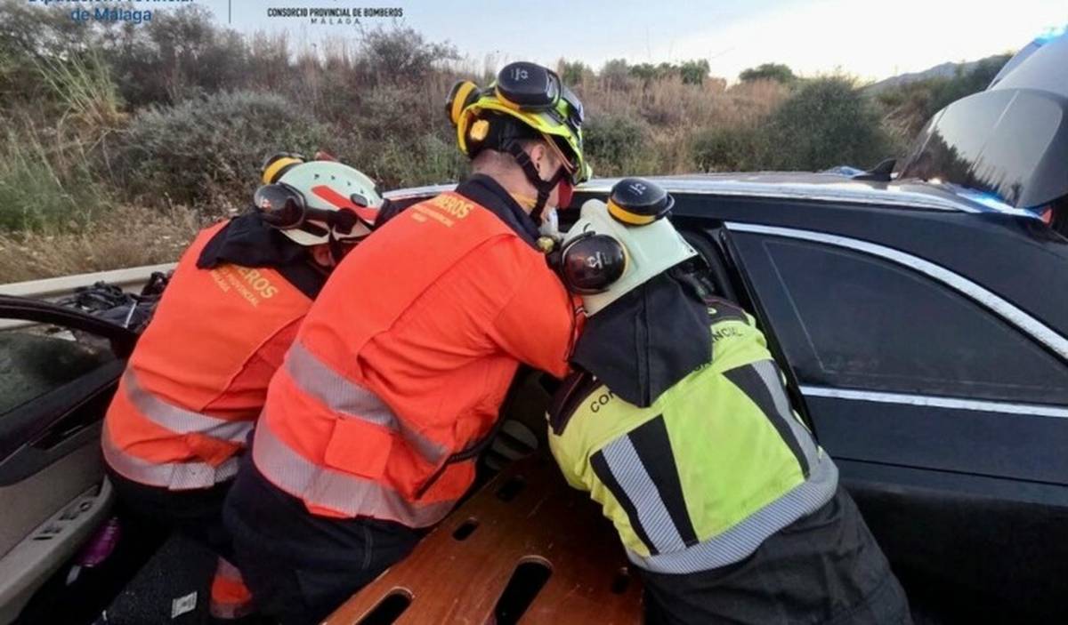 Caos en Málaga por el 'efecto mirón': un accidente deja un atrapado y ...