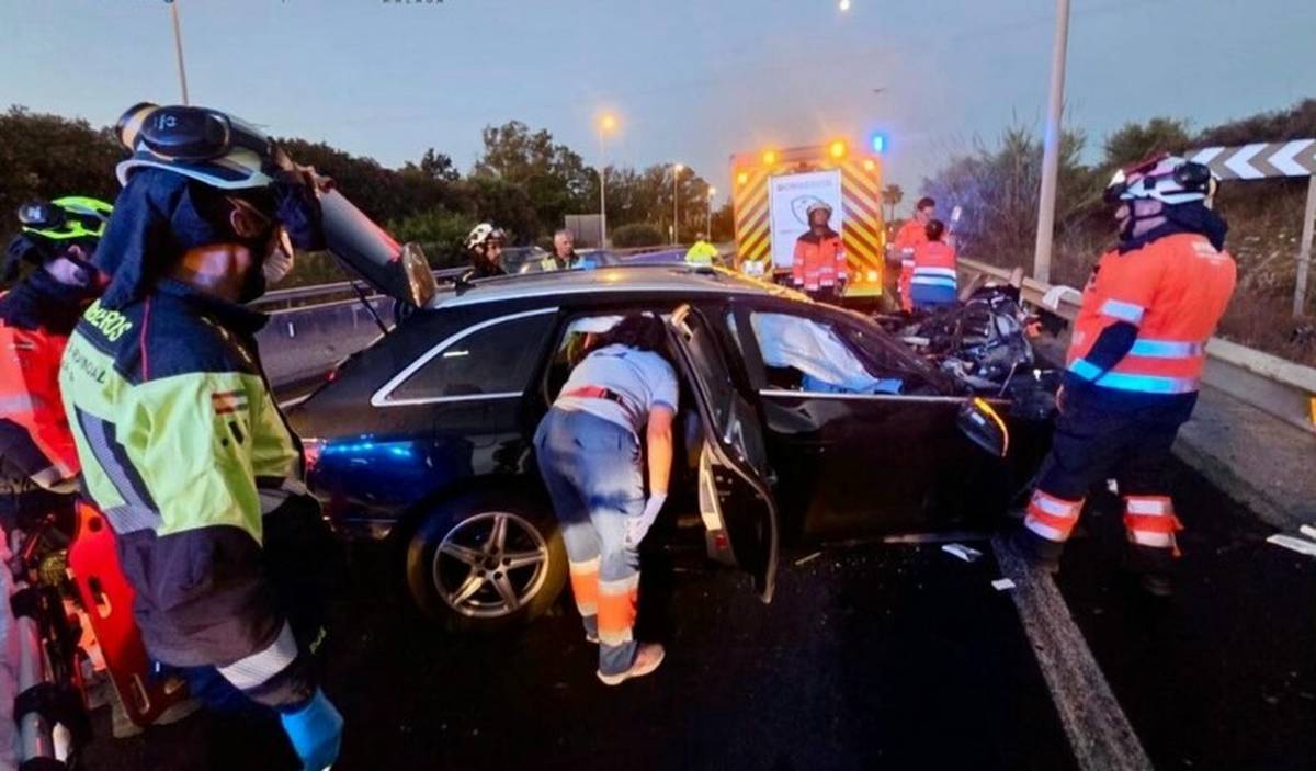 Caos en Málaga por el 'efecto mirón': un accidente deja un atrapado y ...