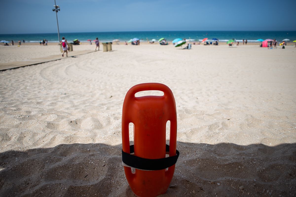 La Barrosa dice adiós a la bandera roja tras tres días con fuerte ...