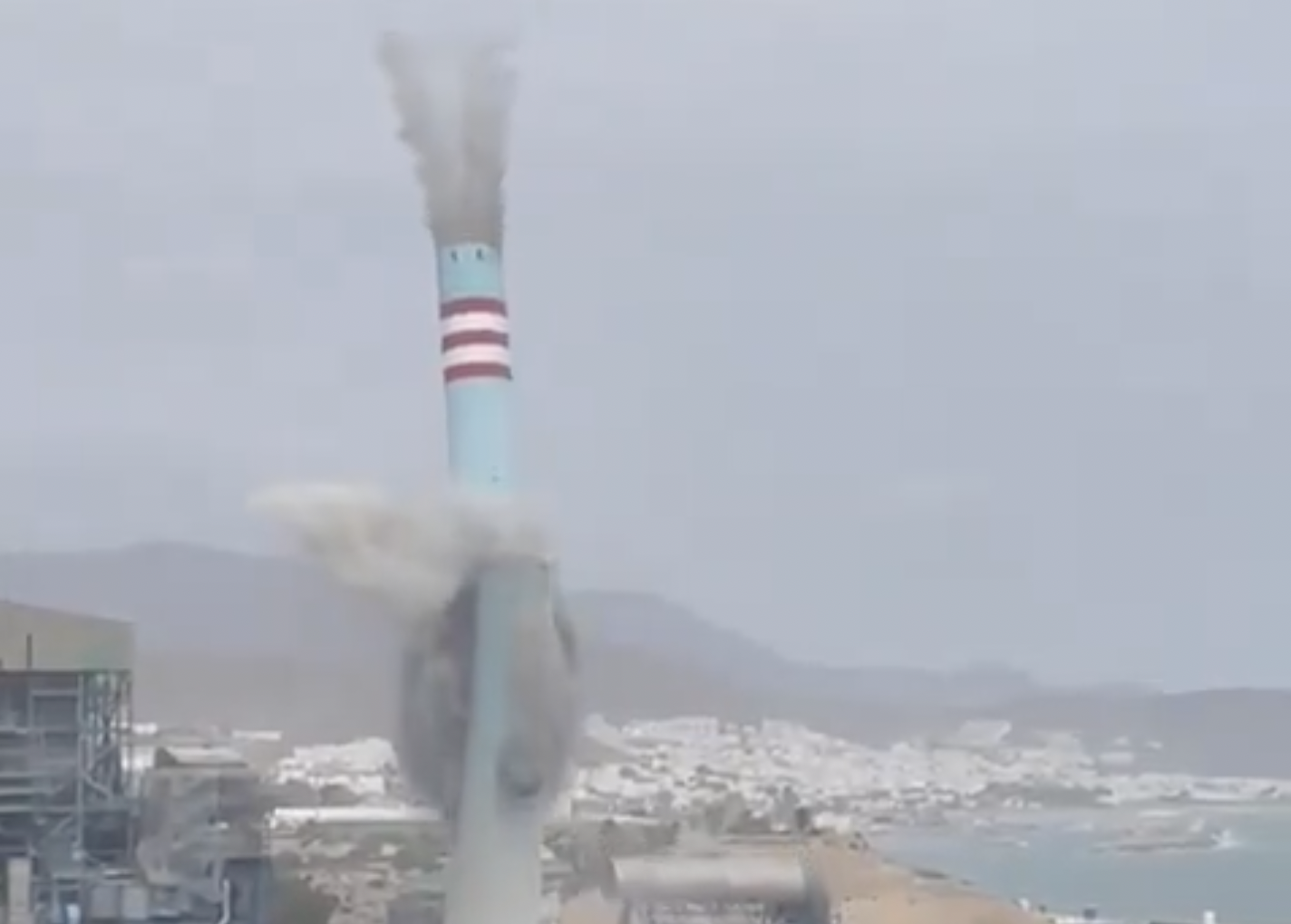Adiós a una emblemática chimenea de Carboneras: así se ha destruido en ...