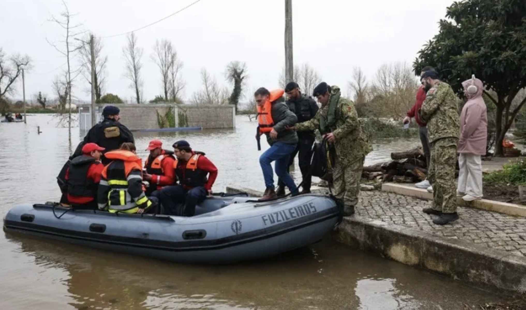 El temporal sacude a Portugal: 16 muertos, miles de evacuados y colapso ...
