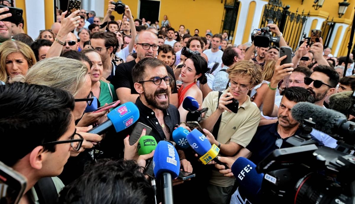 Centenares de hermanos claman ante la Macarena: "No nos vamos a quedar ...